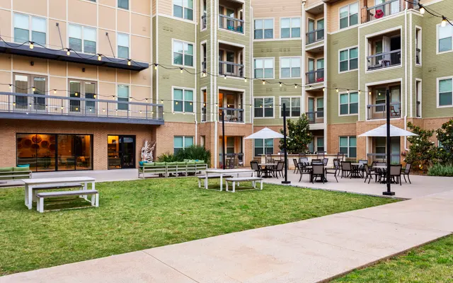 Spacious Apartments in Arlington, TX | The Roosevelt Arlington Commons